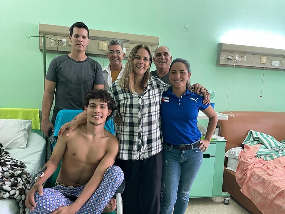 Recibe alta médica clavadista cubano que cayó desde un tercer piso Recibe alta médica clavadista cubano que cayó desde un tercer piso